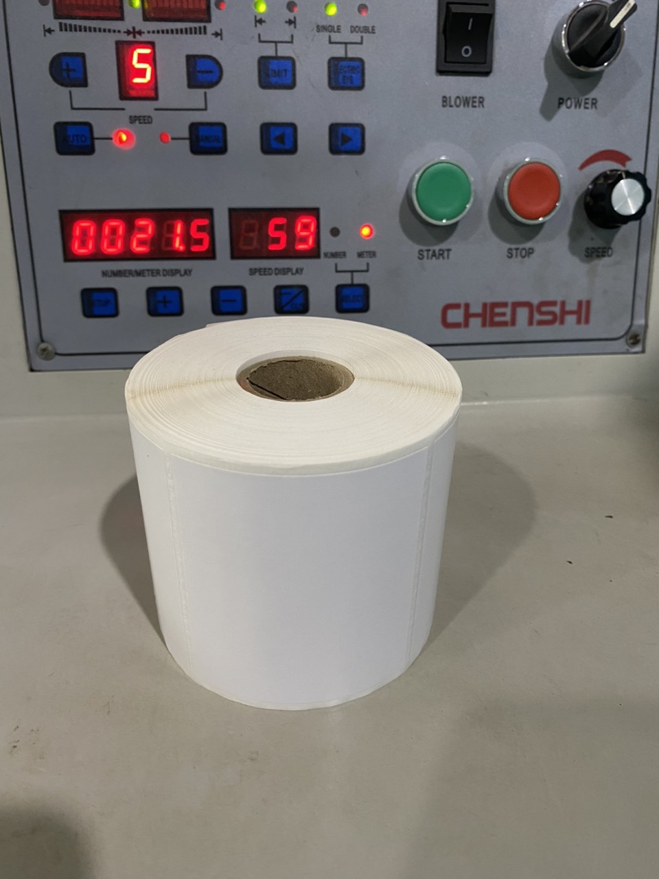 Tìm hiểu về độ bám dính của giấy decal Fasson trên các bề mặt khác nhau